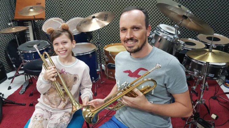 Joinvilense de 11 anos é premiada com “microfone de ouro” no programa ...