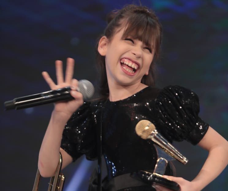 Joinvilense de 11 anos é premiada com “microfone de ouro” no programa ...