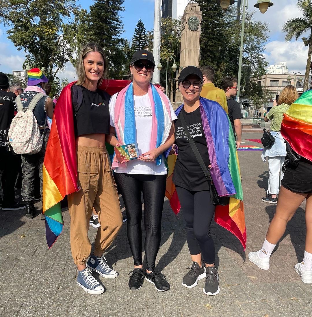 Inspirada no irmão, moradora de Joinville cria marca de roupas agênero