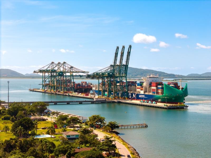 Porto Itapoá recebe navio mais largo da história do terminal